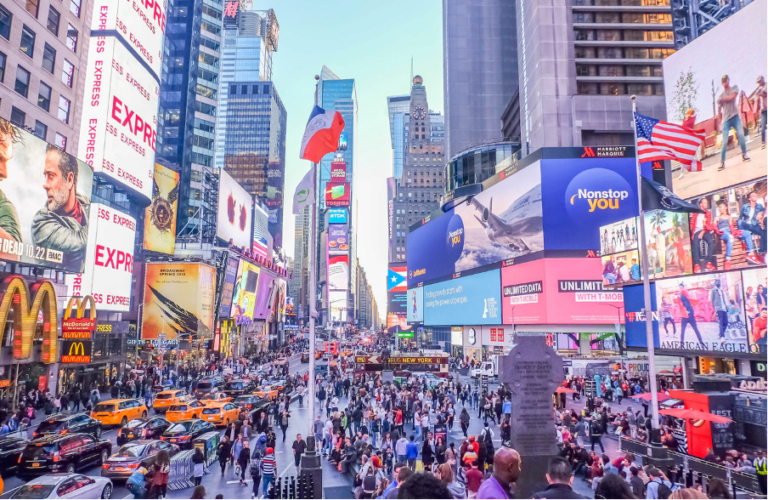 Top 3 Benefits of DOOH Advertising compared to Traditional Media - The Neuron